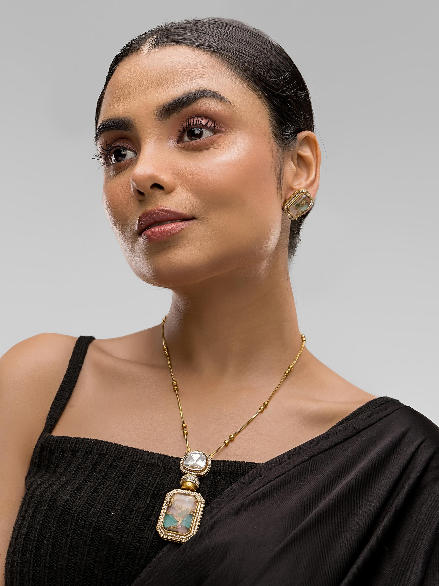 Dheu Golden Pendant Necklace Set | Dheu