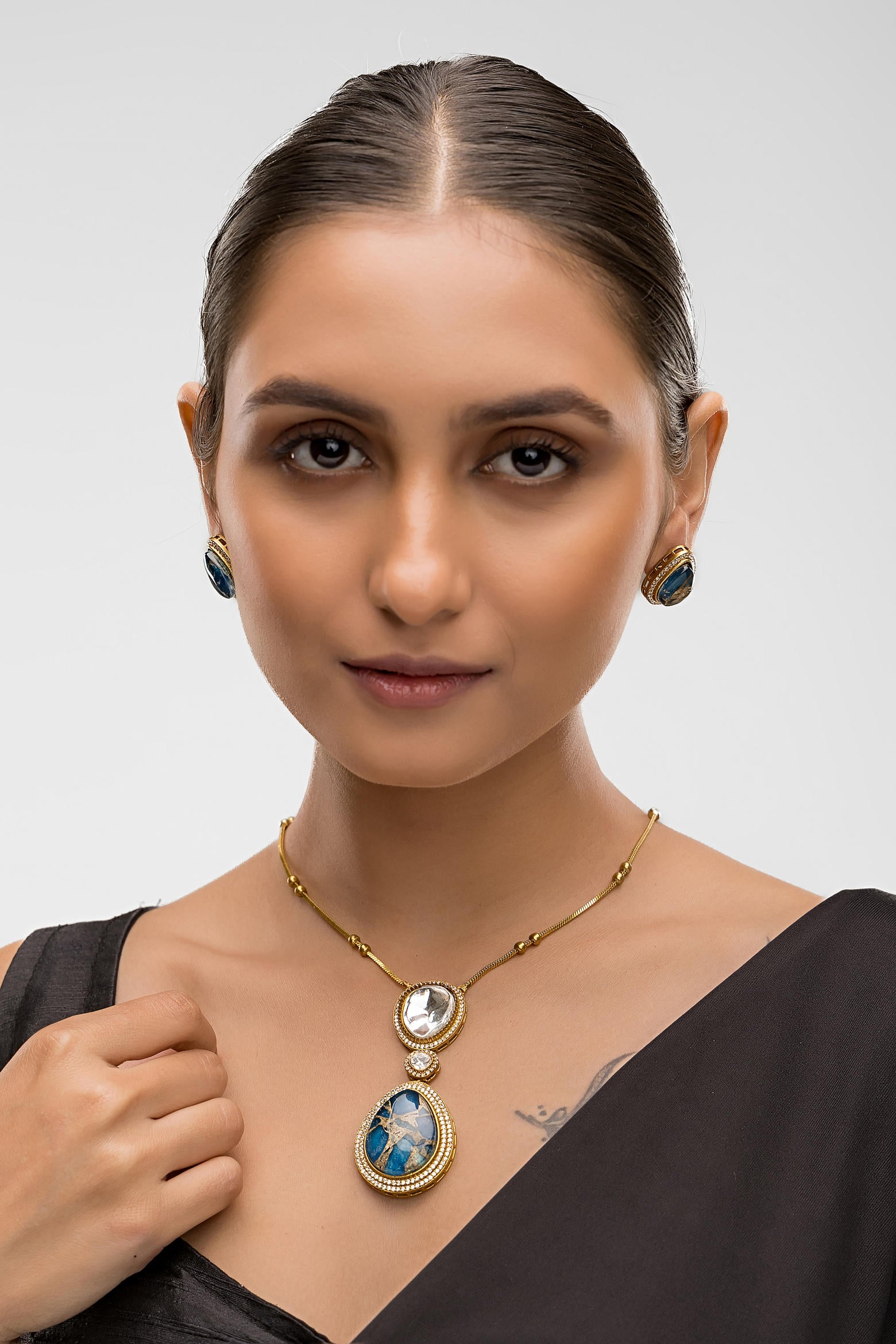 Dheu Golden Pendant Necklace Set | Dheu